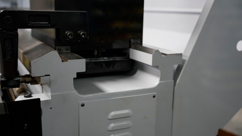 Built for Heavy Cuts. Meet the AT-LS Series Engine Lathe. | Lagun ...